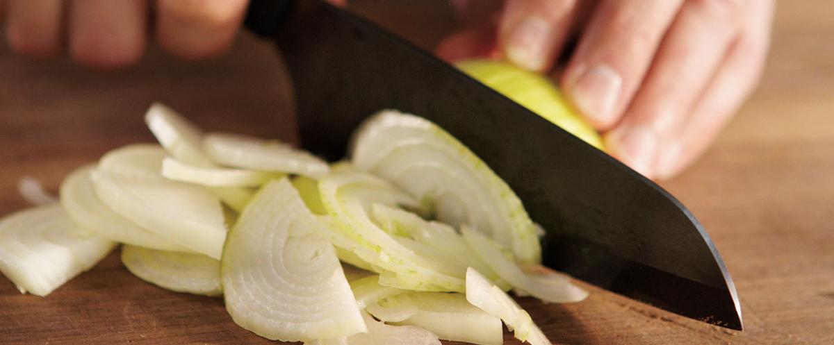 3 Ways to Chop an Onion Without Crying | RICARDO