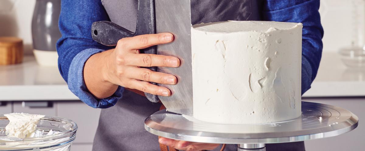 How to Perfectly Ice a Cake | RICARDO