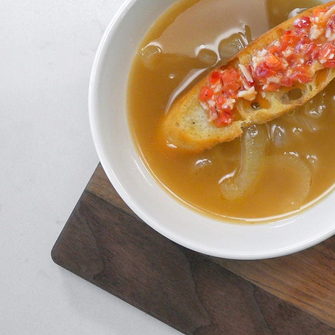 Onion Soup with Bell Peppers Rouille | RICARDO