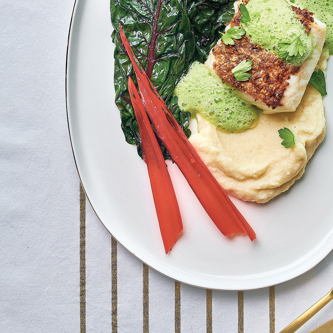 Morue rôtie aux champignons, bette à carde et lait de persil | RICARDO