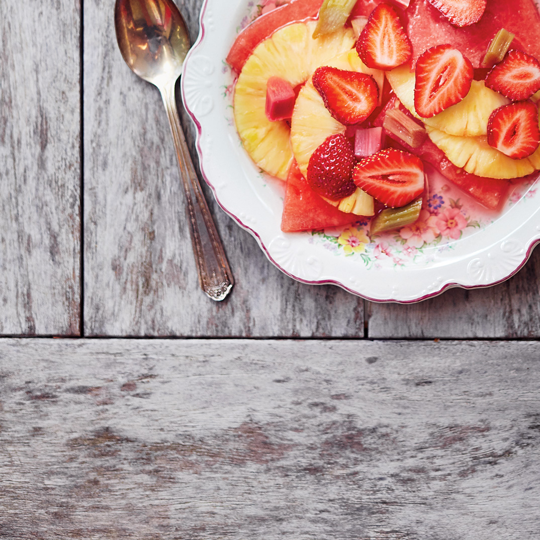 Salade de fruits à la rhubarbe confite | RICARDO