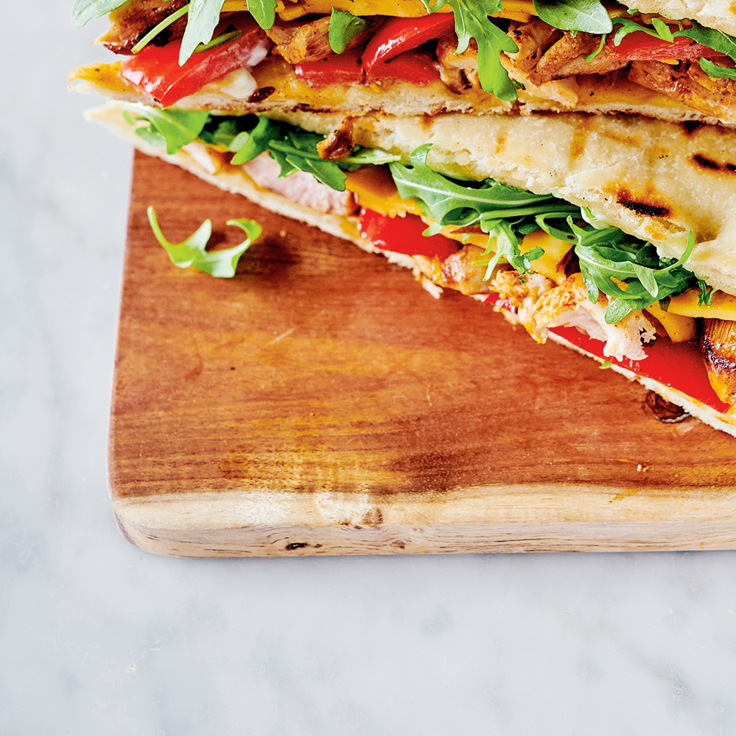 Panini au poulet, au poivron rôti et au gouda fumé | RICARDO