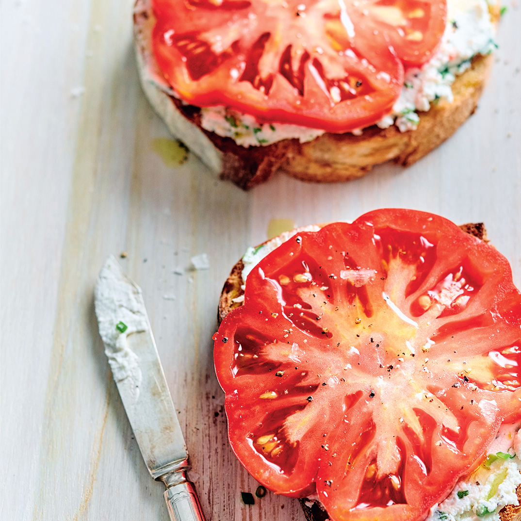Herbed Ricotta and Tomato Toast | RICARDO