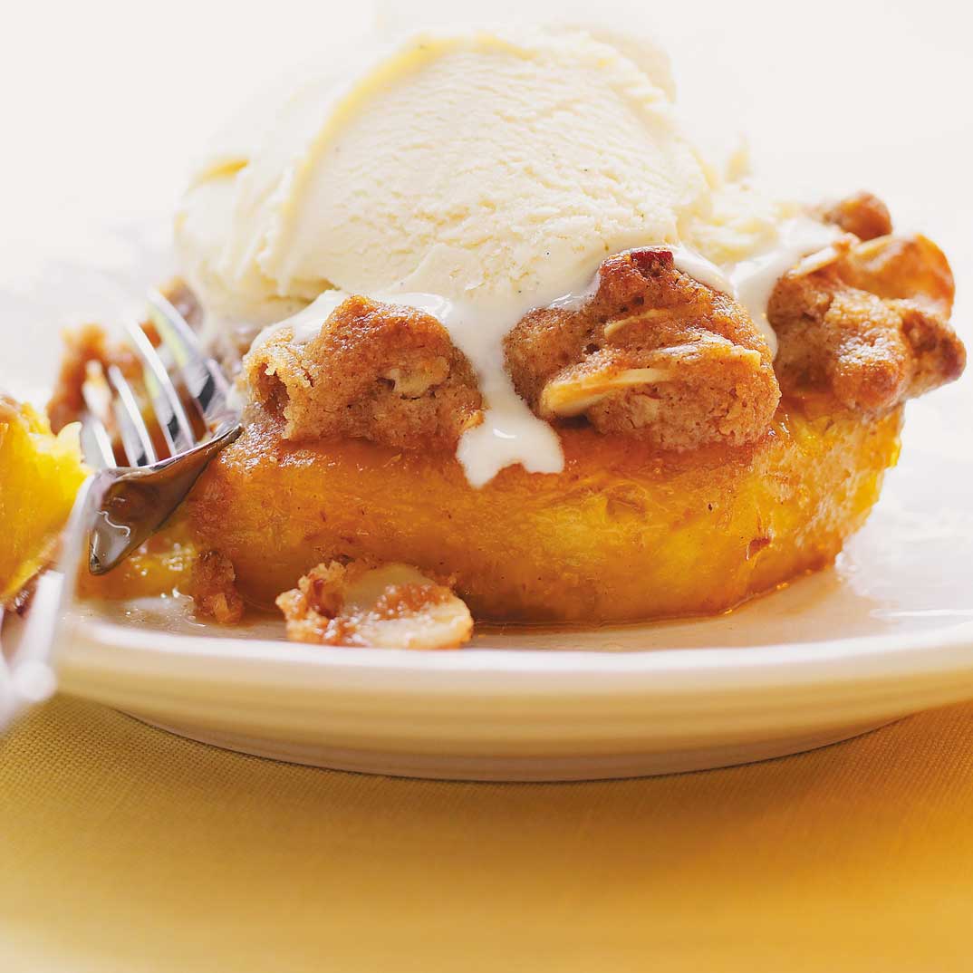 Ananas rôti et crumble aux noix | RICARDO