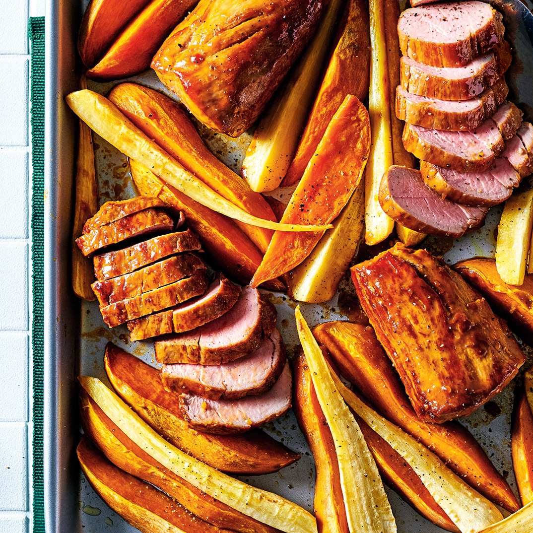 Filets de porc laqués à l’érable, patates douces et panais sur une ...
