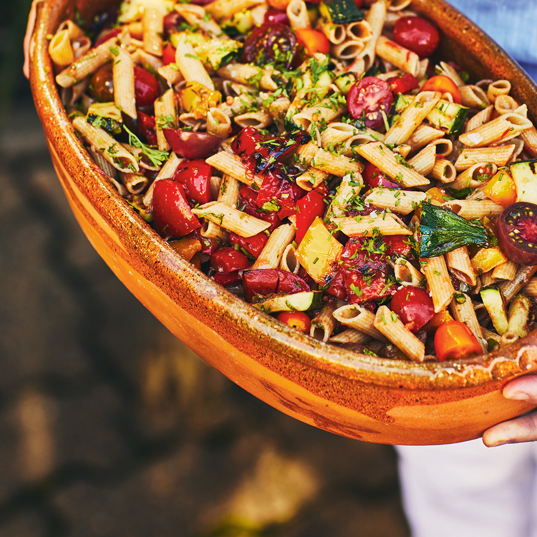 Salade de pâtes aux légumes grillés et vinaigrette à la tomate | RICARDO