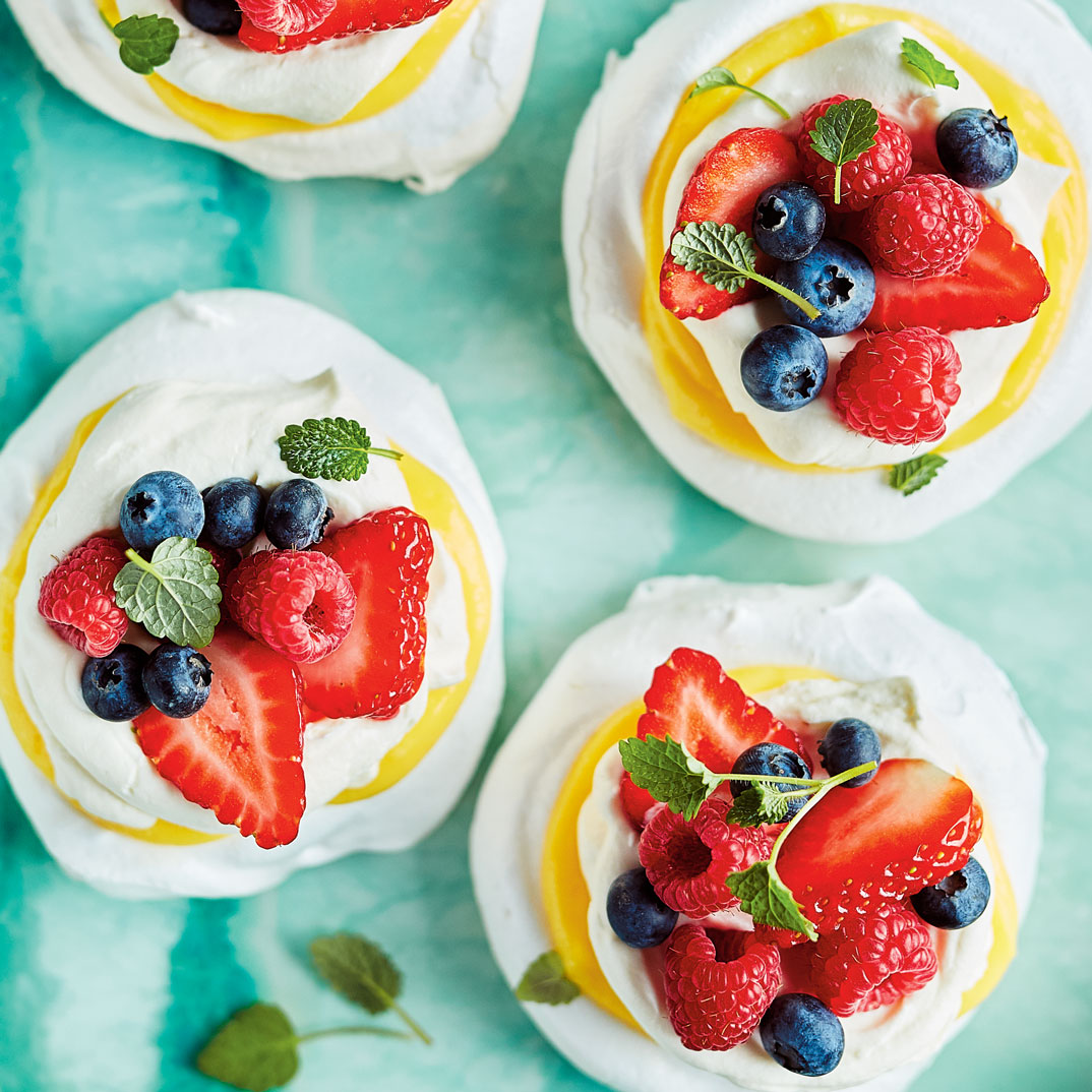 Pavlova aux petits fruits et curd au citron (la meilleure) | RICARDO