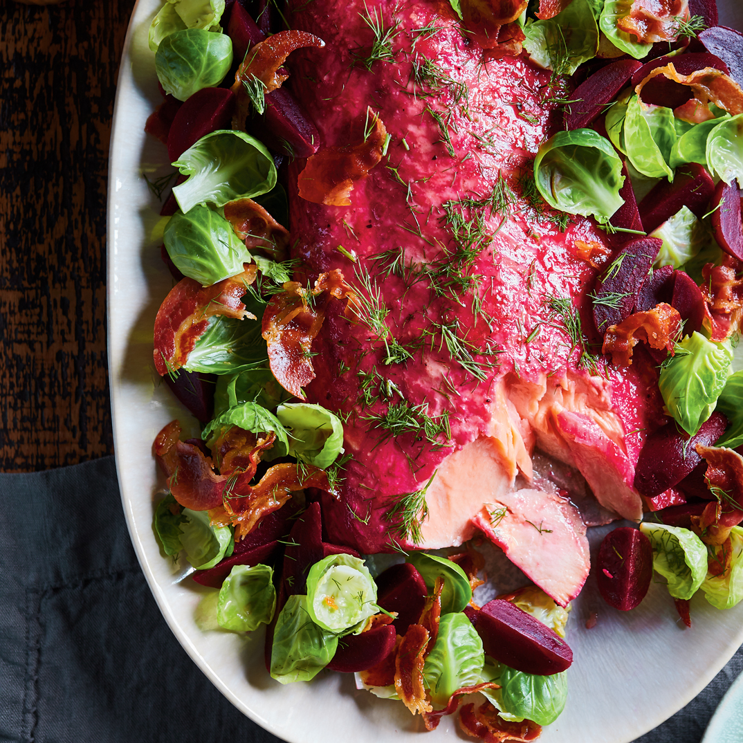 Saumon au four à la betterave, choux de Bruxelles et pancetta | RICARDO