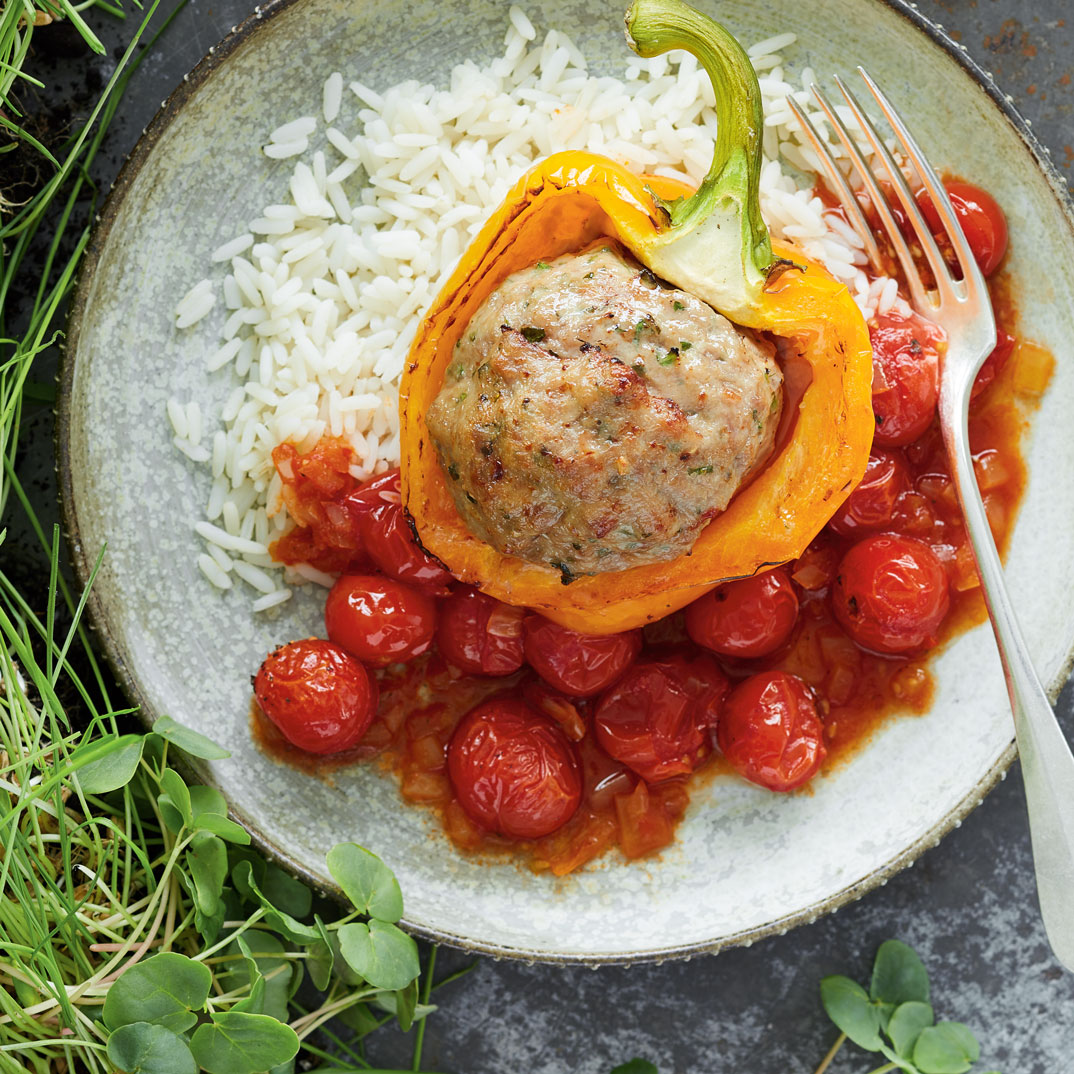Poivrons farcis au veau, sauce aux tomates cerises | RICARDO