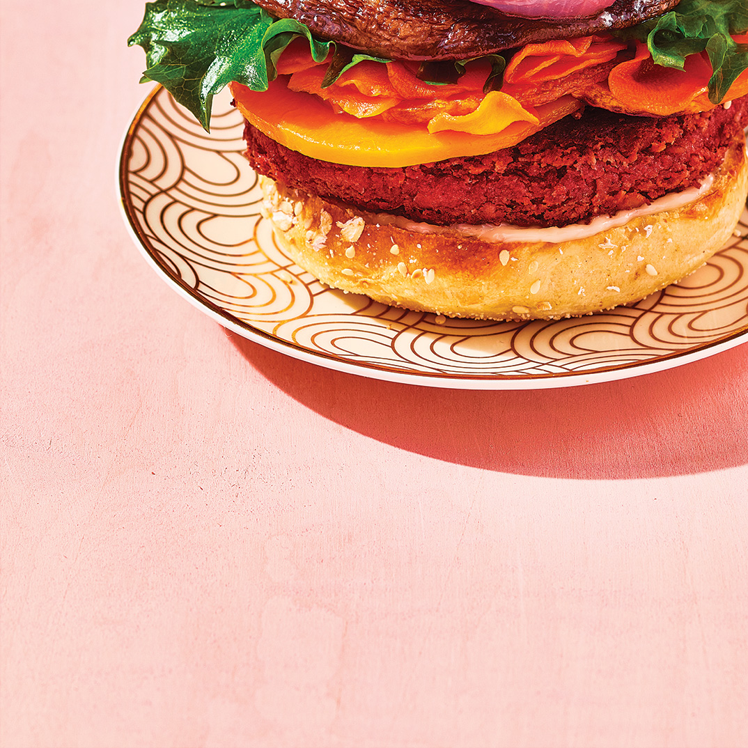 Burgers aux pois chiches et aux légumes rôtis | RICARDO