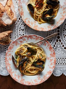Bigoli Pasta with Melted Onions and Mussels (Bigoli in Salsa Veneziana ...
