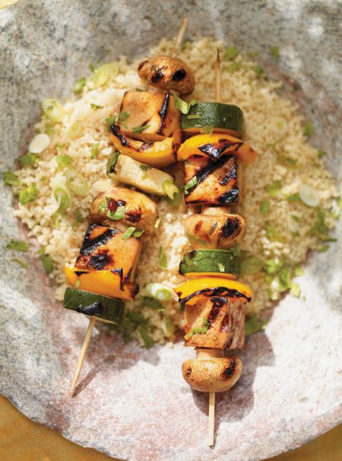 Brochettes de tofu au miel et au sésame grillé | RICARDO