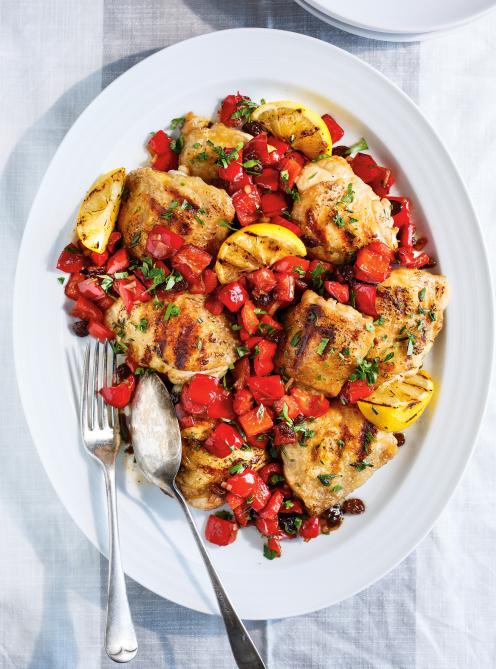 Poulet grillé au romarin et poivrons sautés aux raisins secs | RICARDO