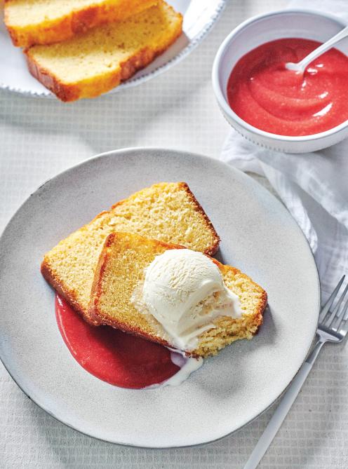 Gâteau quatre-quarts, compote aux pommes et aux fruits rouges | RICARDO