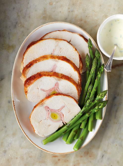 Rôti de dinde farci au poireau et au jambon, sauce béchamel au fromage ...