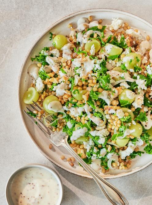 Salade de blé au kale et aux raisins, vinaigrette au yogourt grec | RICARDO