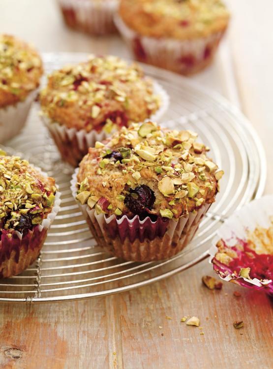 Muffins aux petits fruits et aux pistaches | Ricardo