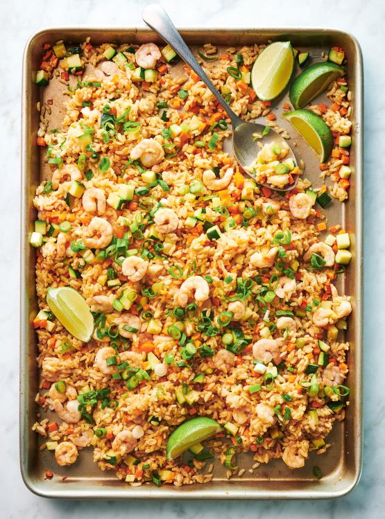 Riz frit aux crevettes sur une plaque | Ricardo