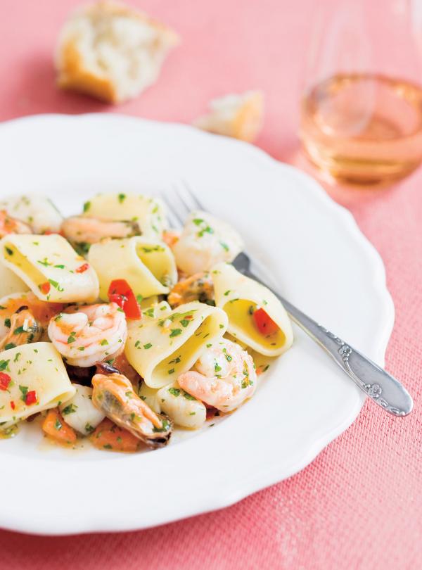 Pâtes italiennes aux fruits de mer (Mezzi paccheri ai frutti di mare ...