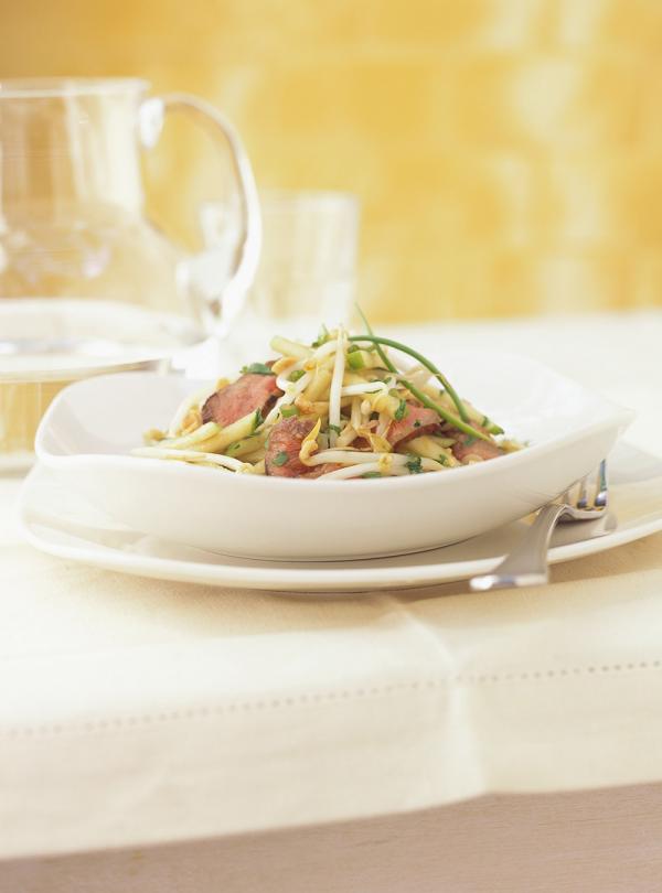 Salade de boeuf aux fèves germées et aux pommes vertes | Ricardo