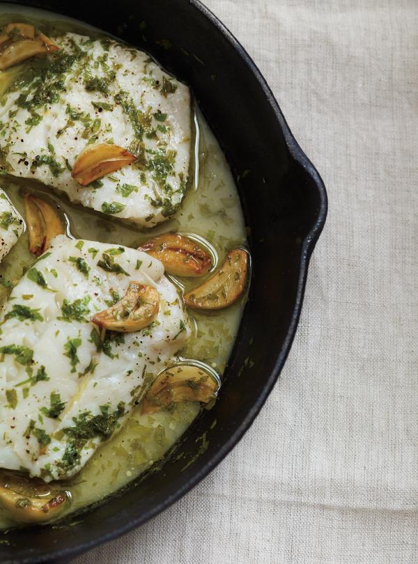 Morue à l'ail sur lit d'épinard au pesto | Ricardo