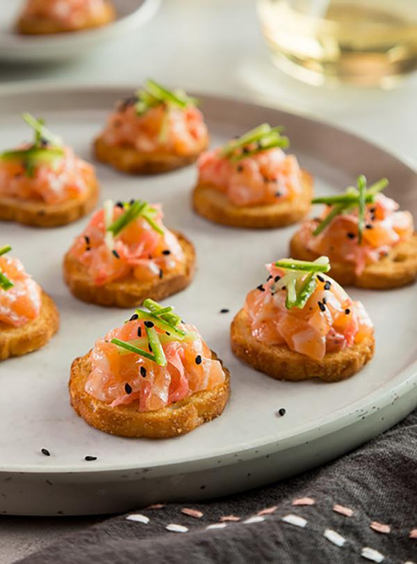 Canapés de tartare de saumon au gingembre mariné | Ricardo