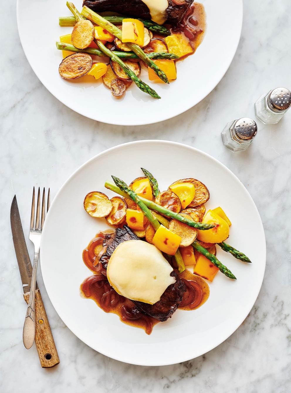 Bavette de boeuf gratinée et légumes rôtis | RICARDO