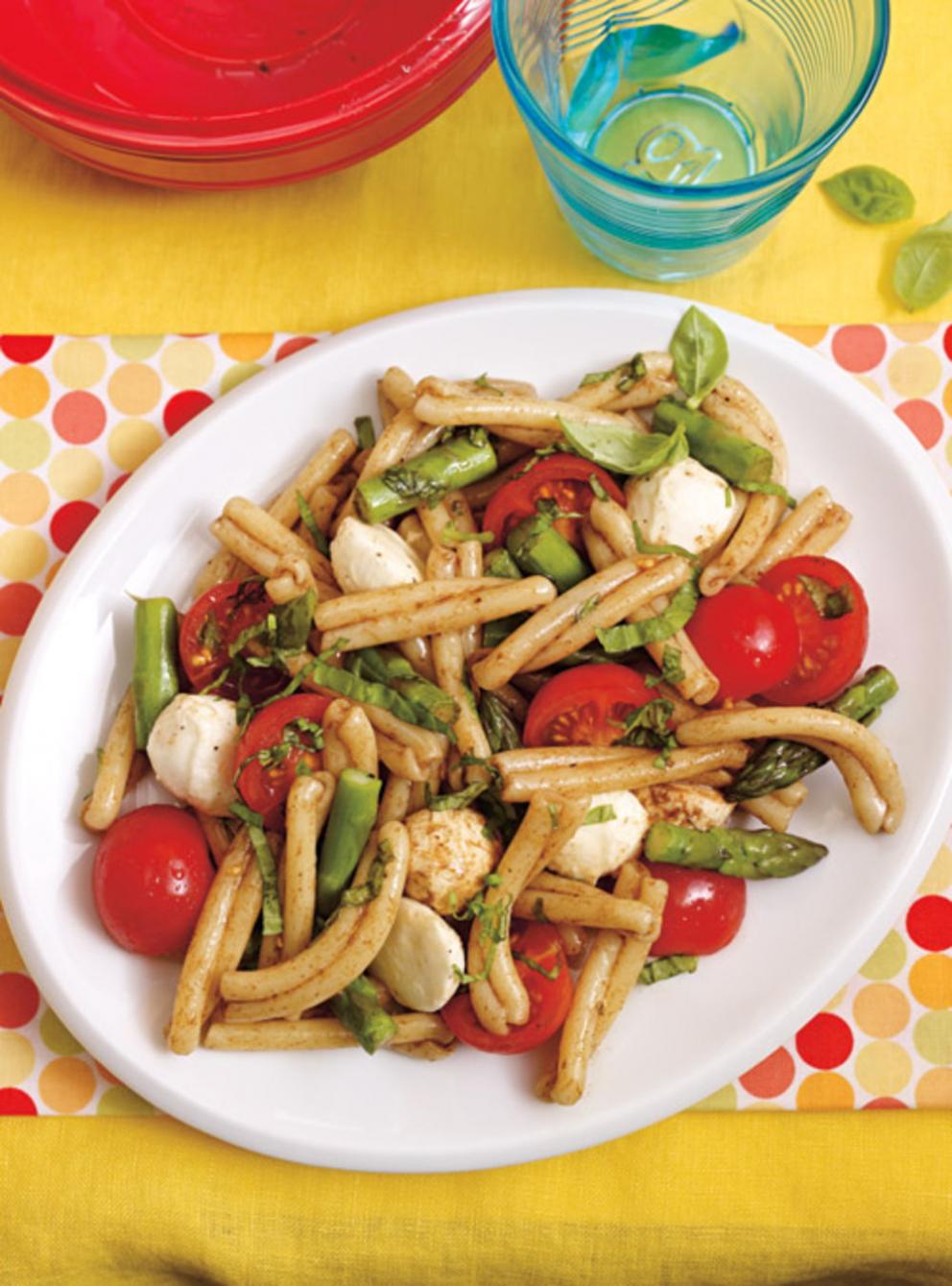 Salade de pâtes, d’asperges et de bocconcinis | RICARDO