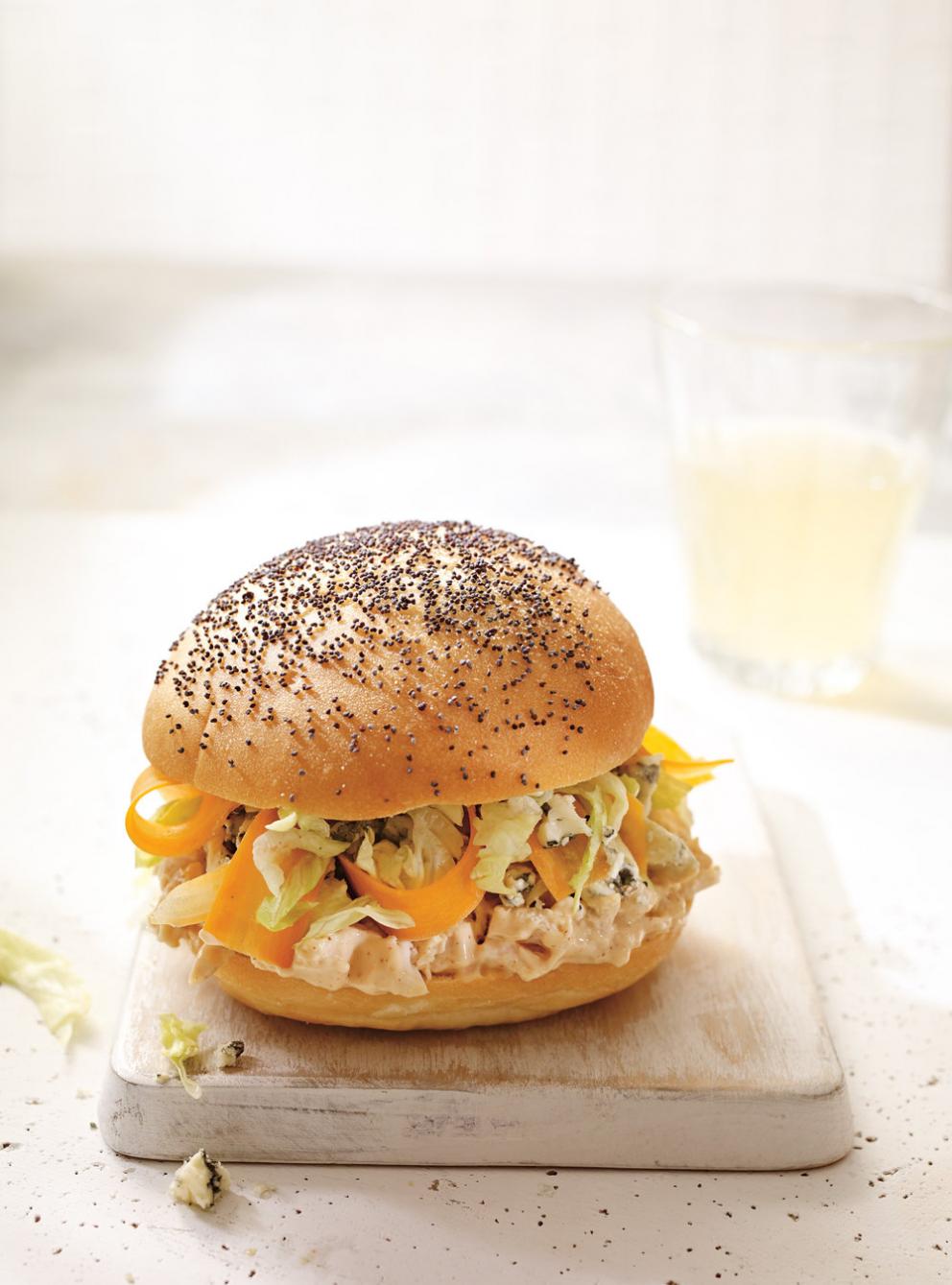 Sandwich au poulet barbecue et au fromage bleu | RICARDO