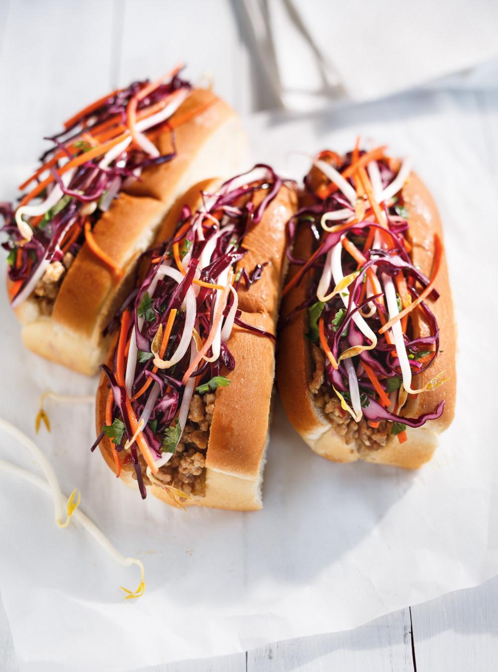 Guédilles chaudes au porc haché, salade de chou rouge | RICARDO