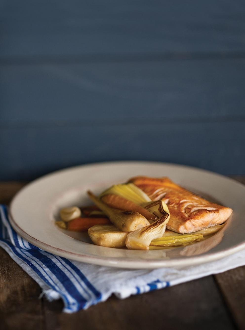 Omble chevalier au lait de poireau au basilic sur légumes braisés | RICARDO