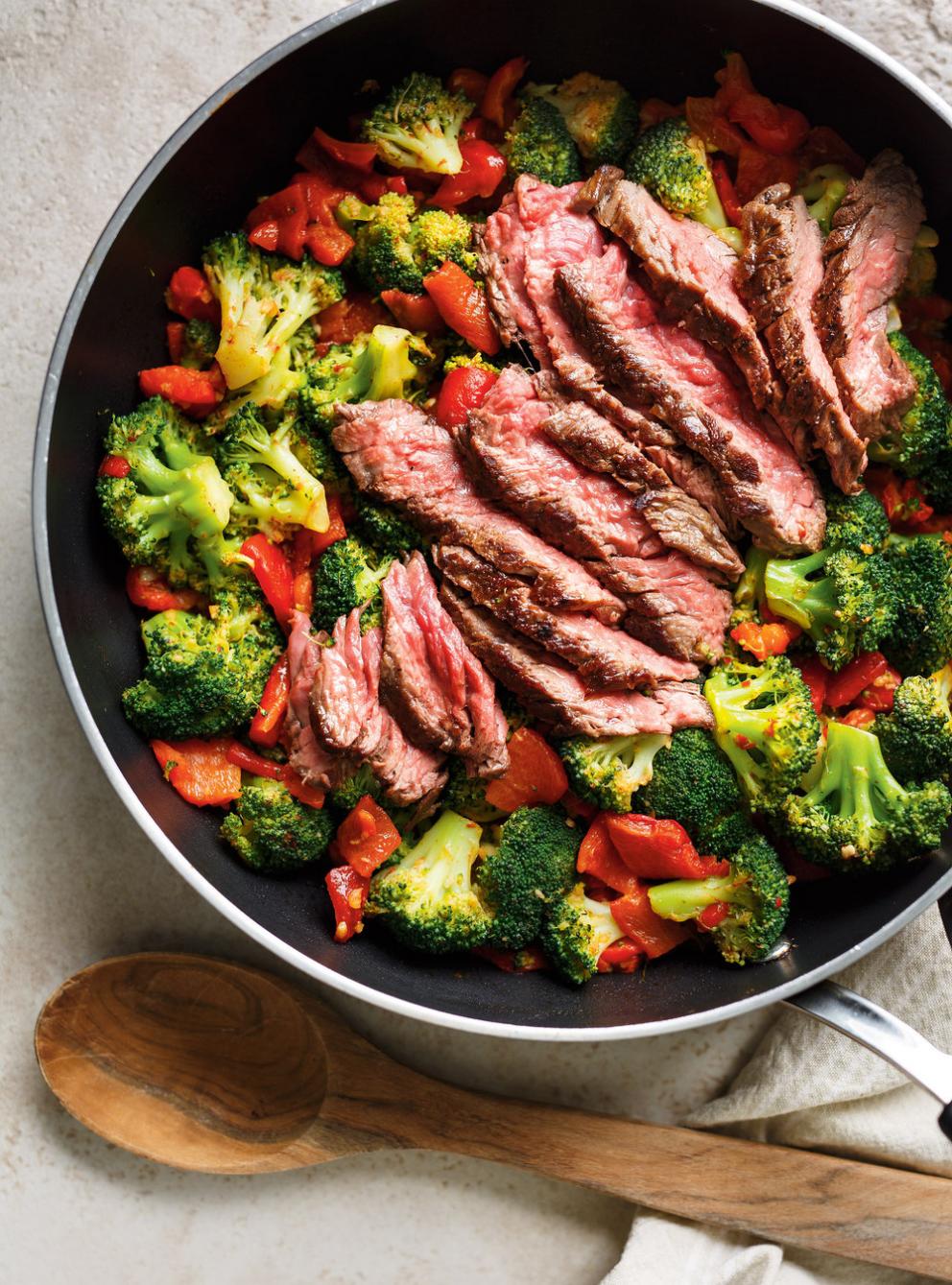 Bavette grillée et casserole de brocoli aux poivrons | RICARDO
