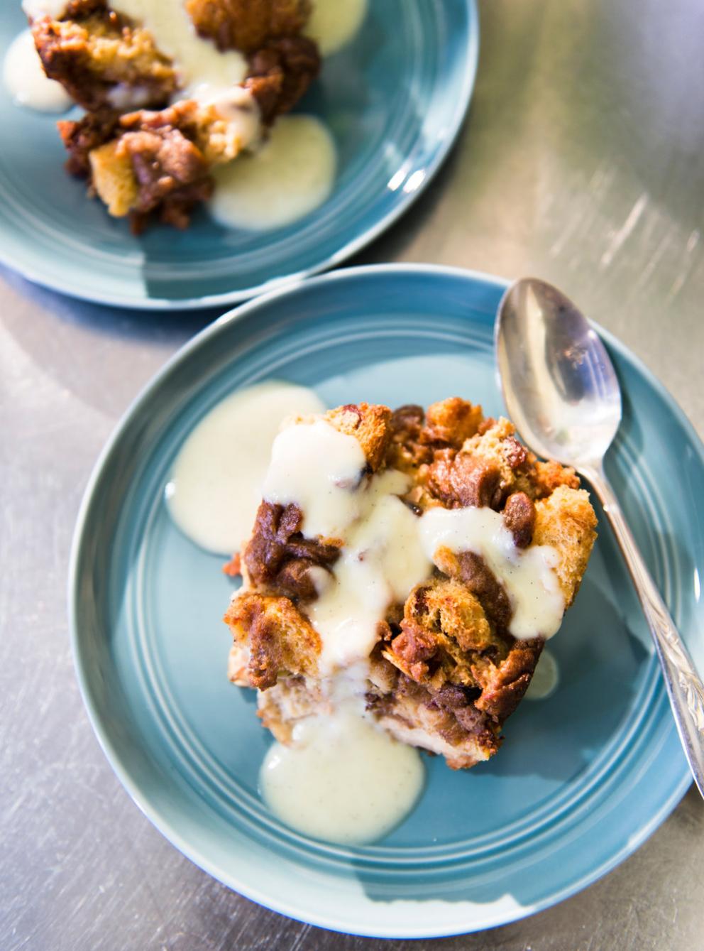 Pouding au pain marbré au beurre de dattes et d’amandes | RICARDO