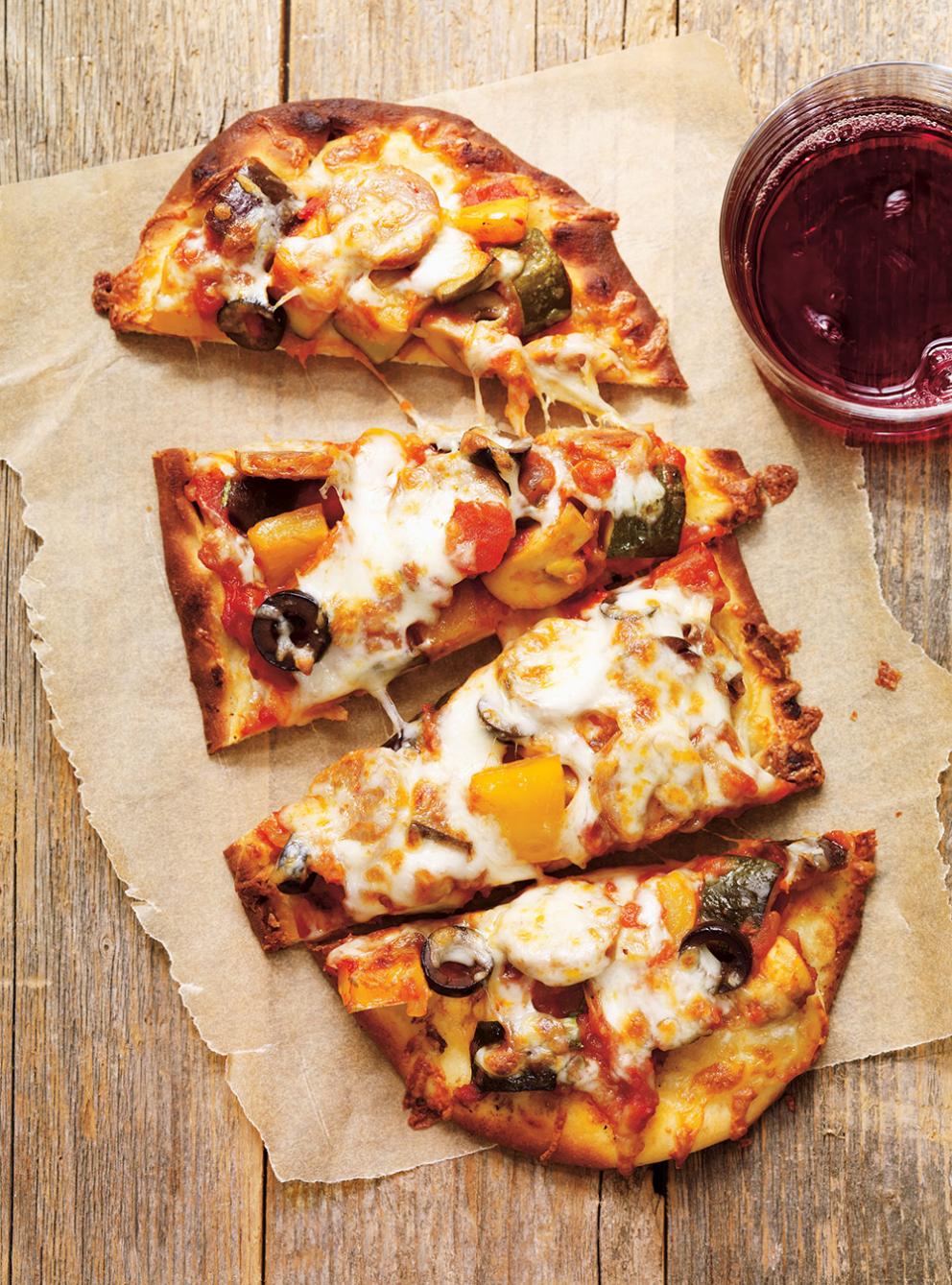 Pizza à la ratatouille et aux saucisses | RICARDO