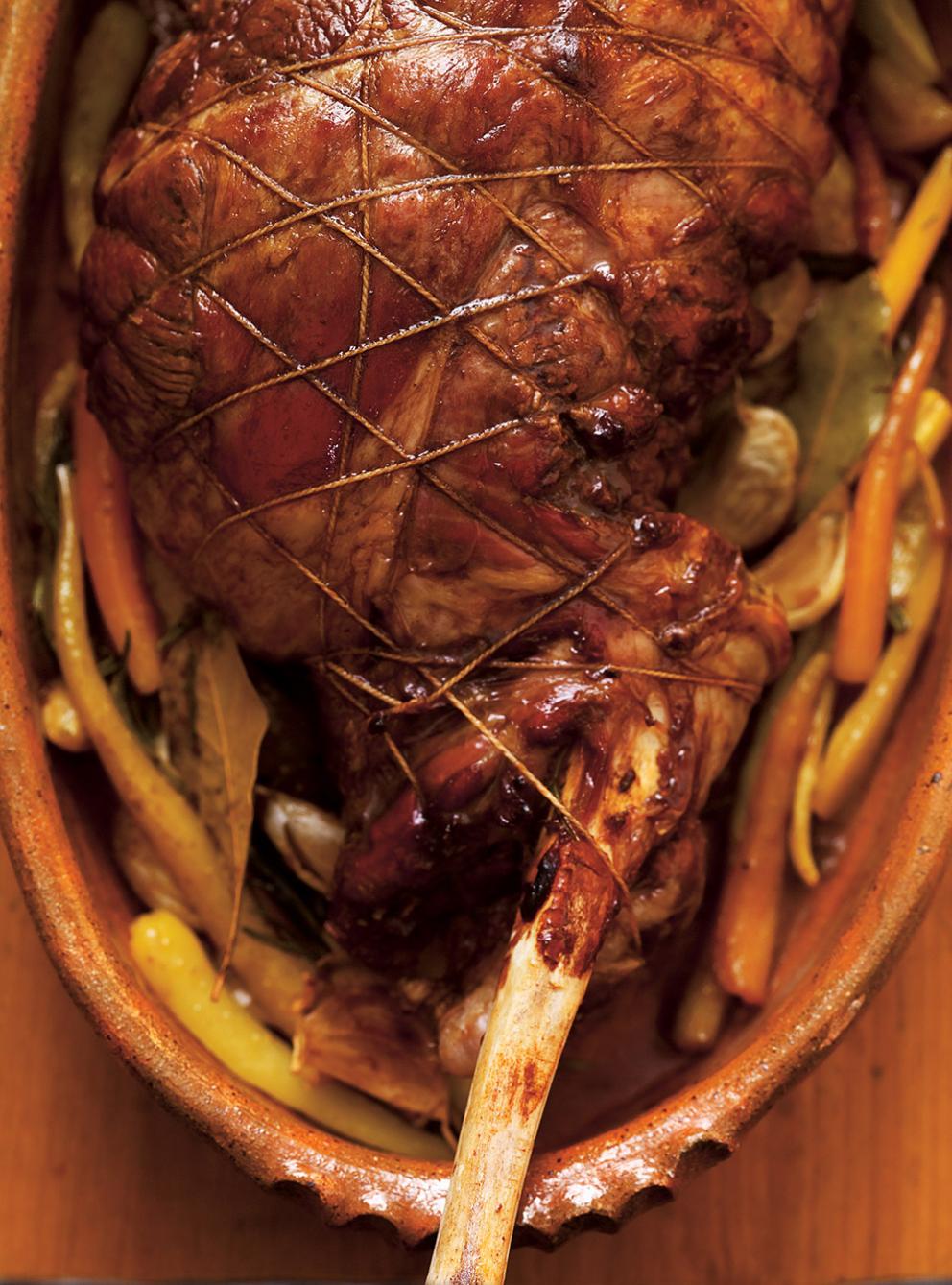 Gigot d'agneau rôti au miel de sarrasin et carottes jaunes | RICARDO