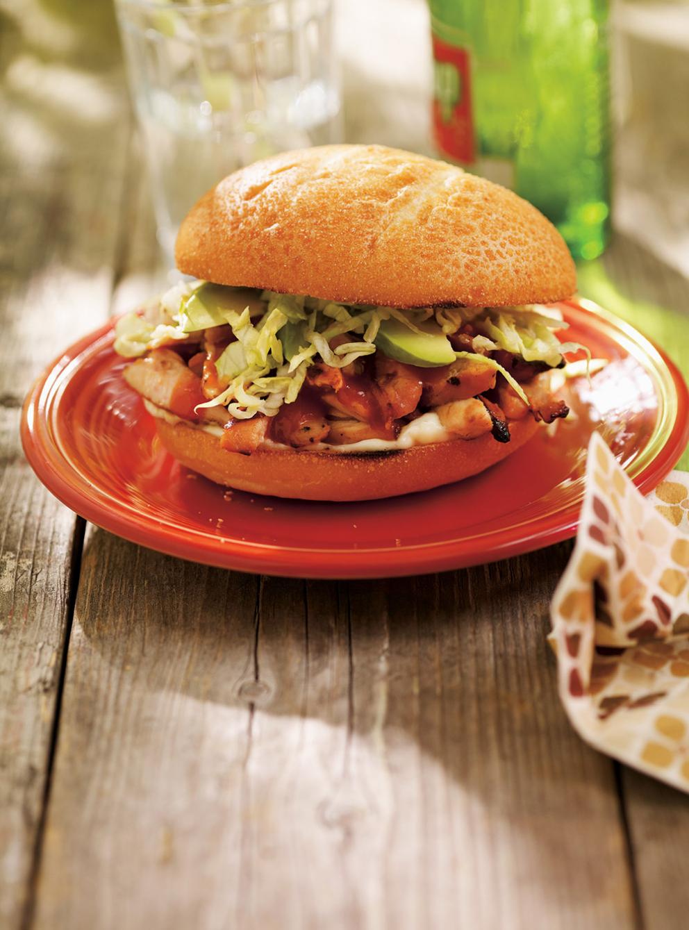 Burgers au poulet barbecue | RICARDO