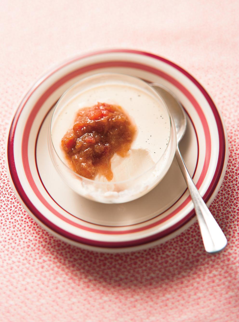 Panna cotta à la vanille et compote de rhubarbe | RICARDO