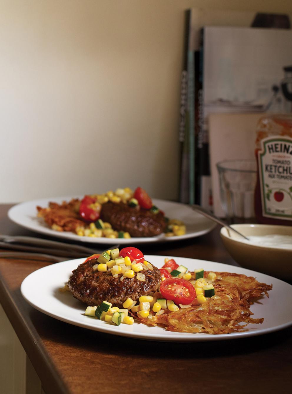 Steak de Hambourg, ratatouille d'hiver et galettes de pommes de terre ...