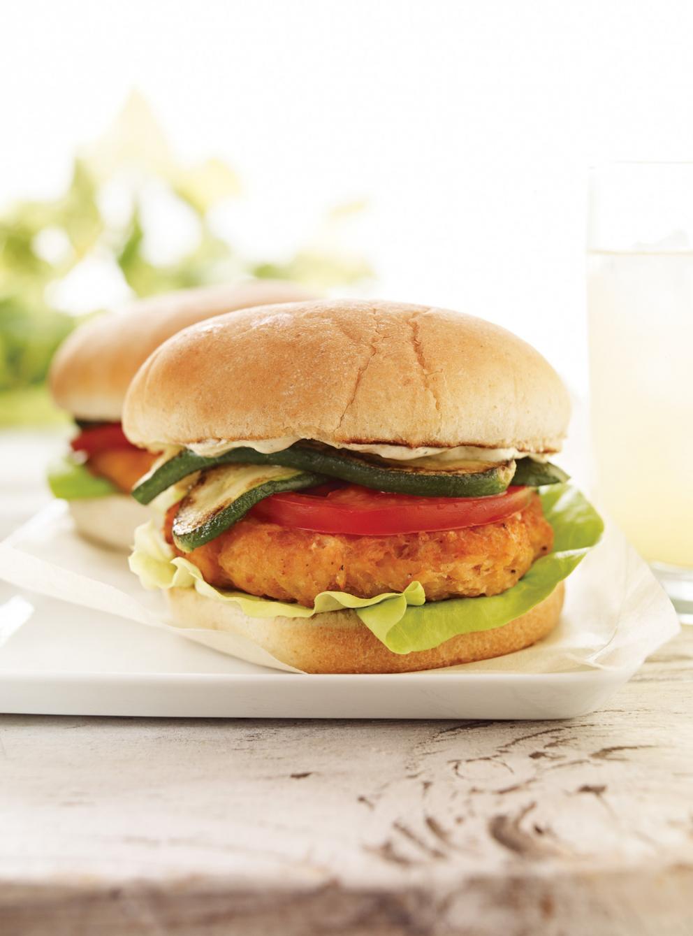 Burgers au saumon, sauce au cari | RICARDO