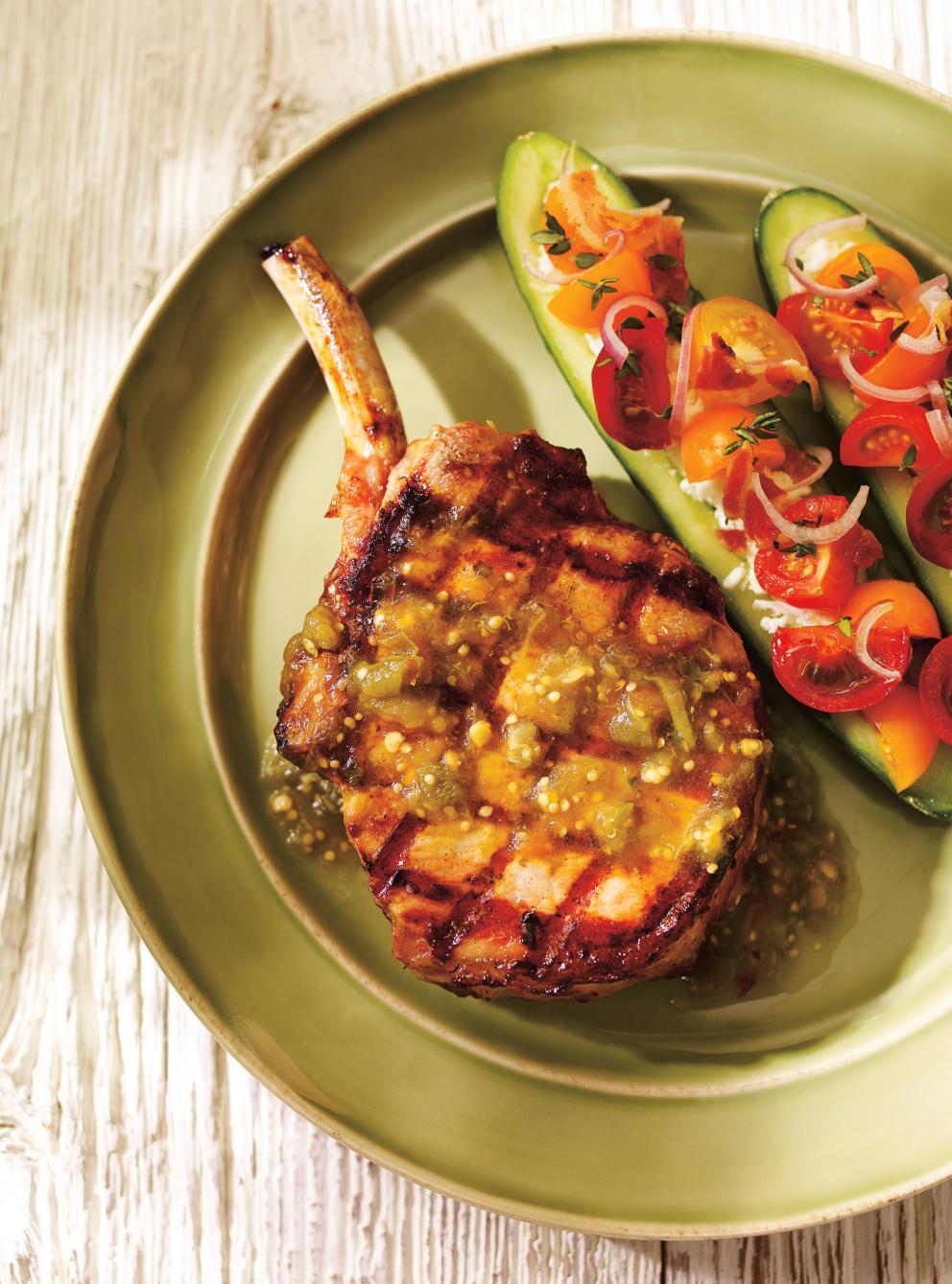 Côtes de porc à la salsa verde et concombres farcis aux tomates cerises ...