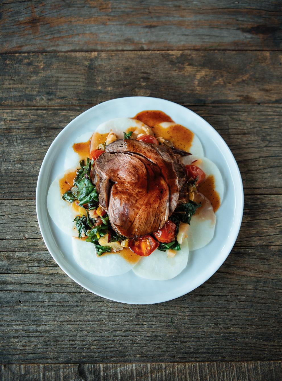 Rôti de veau aux légumes, sauce à la gelée de pomme | RICARDO