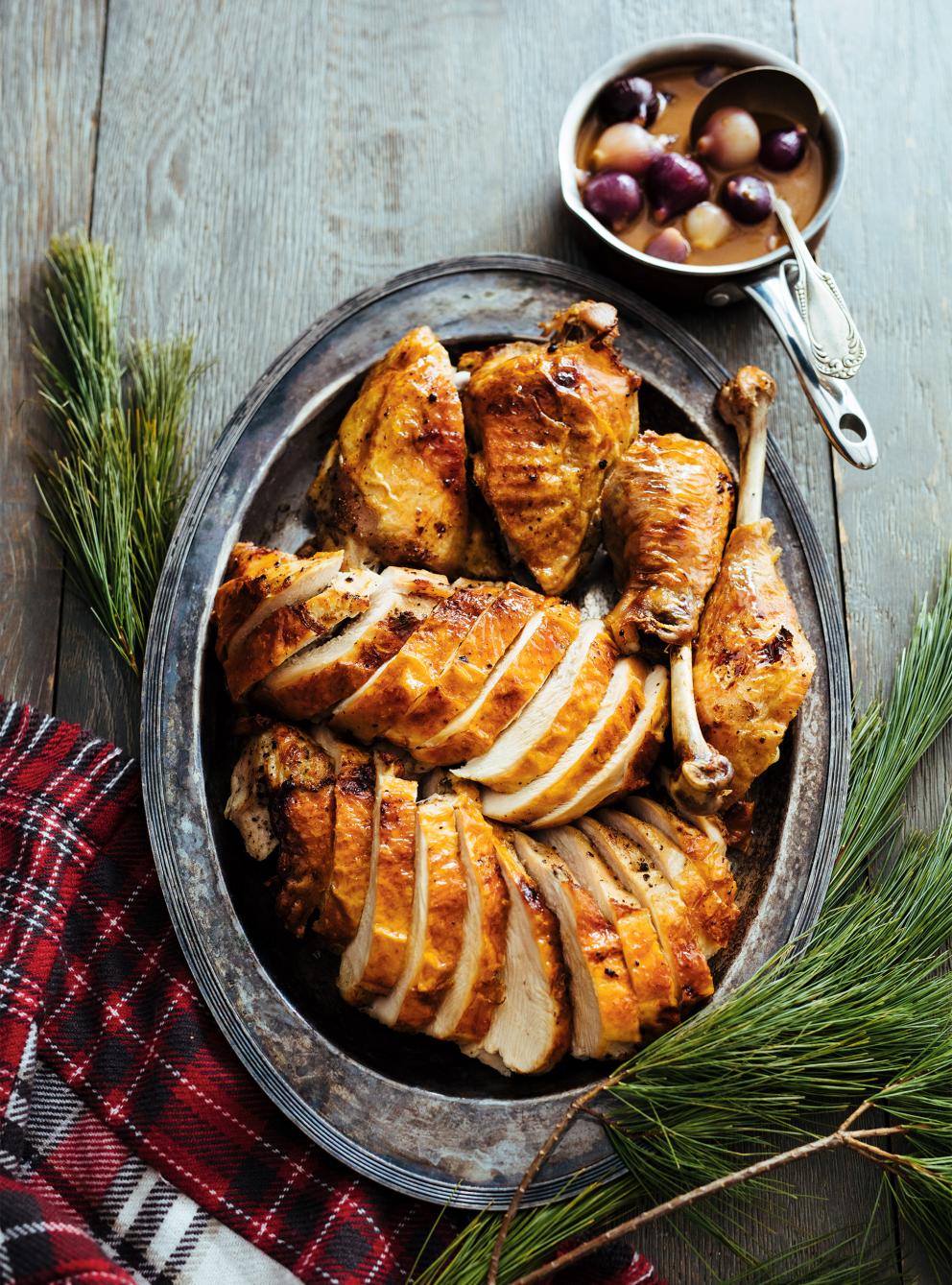 Dinde rôtie au genièvre, sauce aux oignons perlés | RICARDO