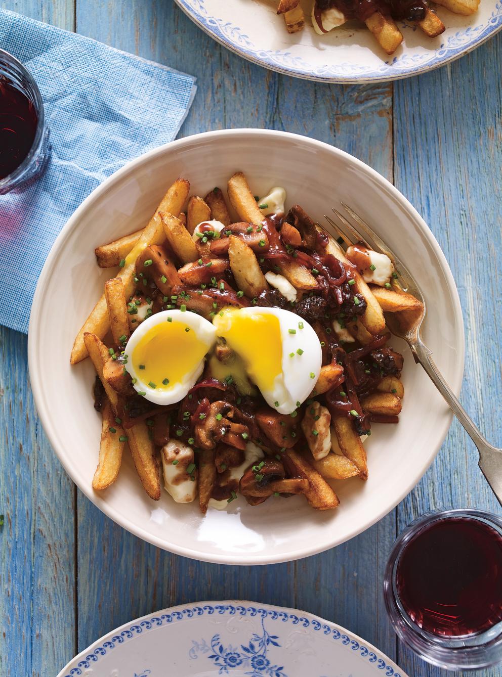 Poutine aux champignons, oeuf mollet et sauce au vin rouge | RICARDO