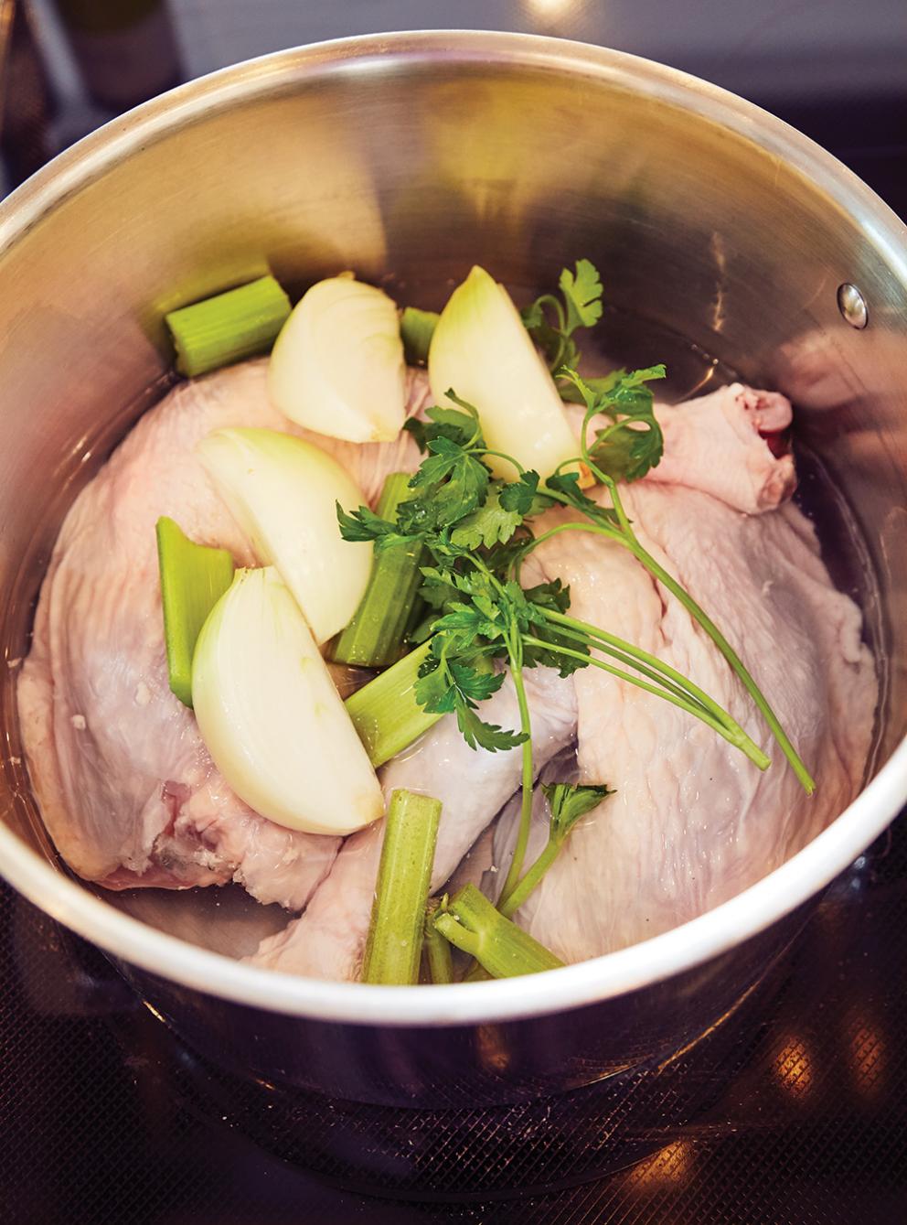 Bouillon de dindon et cuisses de dindon pochées | RICARDO