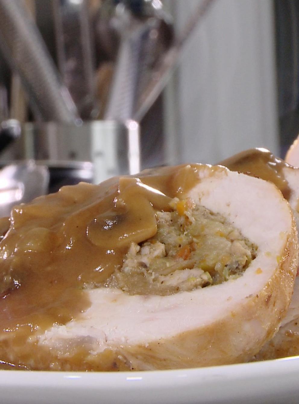 Rôti de dinde farci au porc, sauce aux champignons | RICARDO