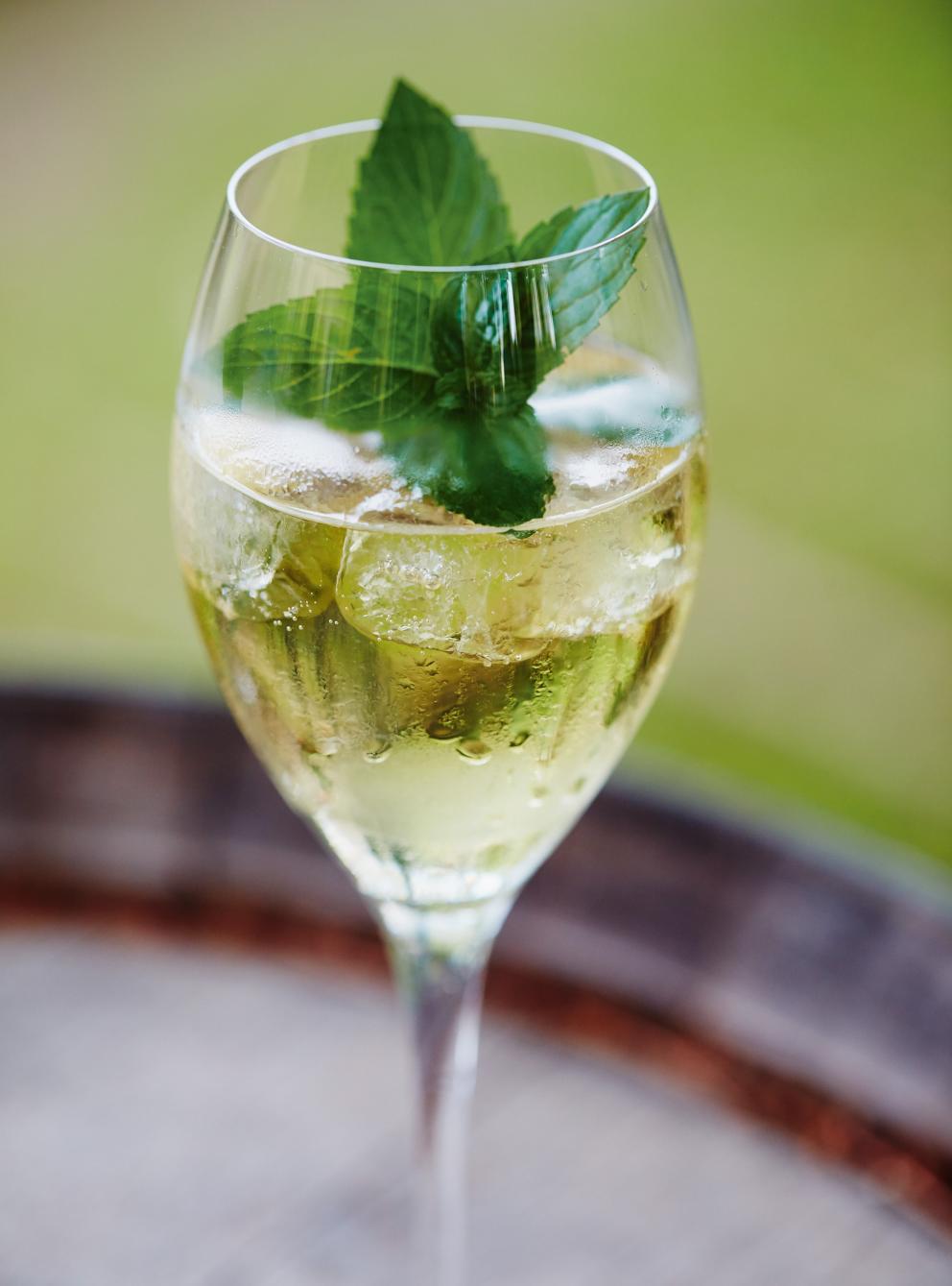 Kir à la pêche et à la mélisse | RICARDO