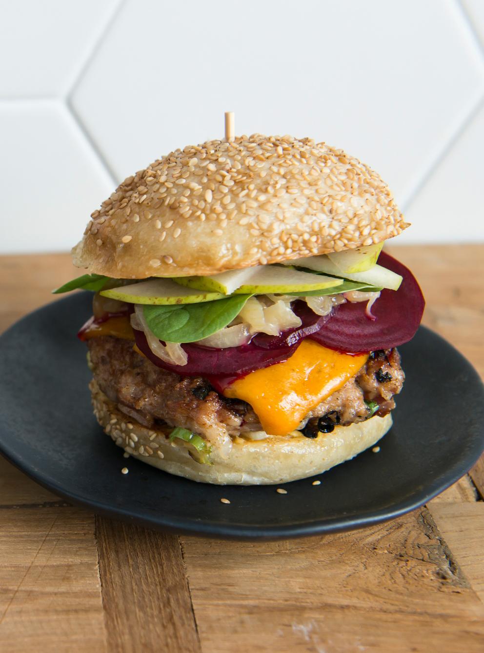 Burgers de porc et bacon, oignons caramélisés et chiffonnade de ...