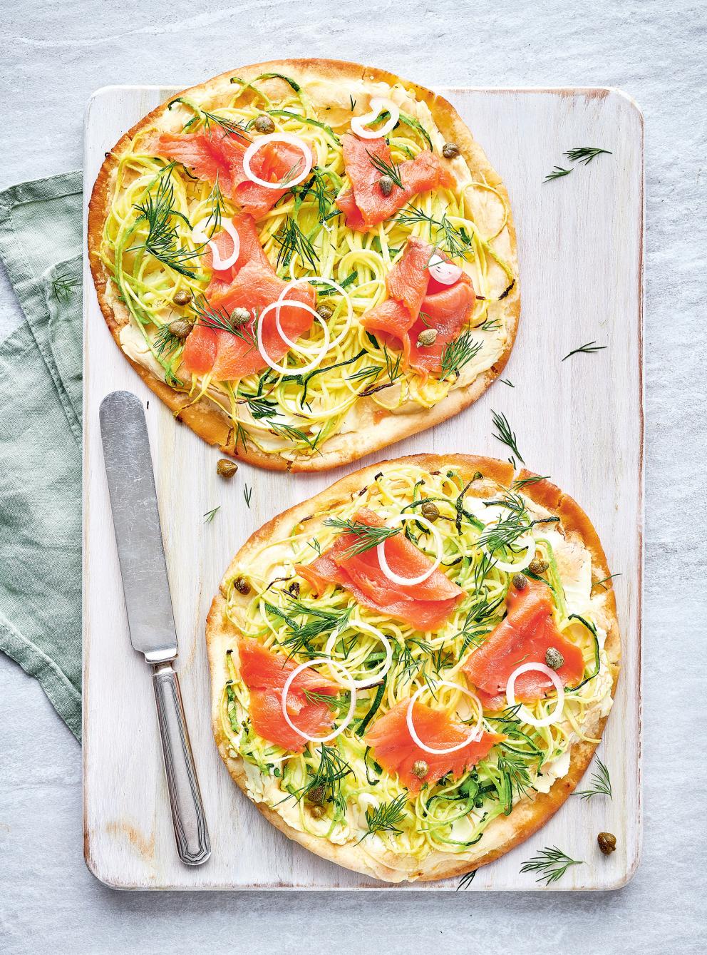 Pizza à la courgette et au saumon fumé sur pita | RICARDO