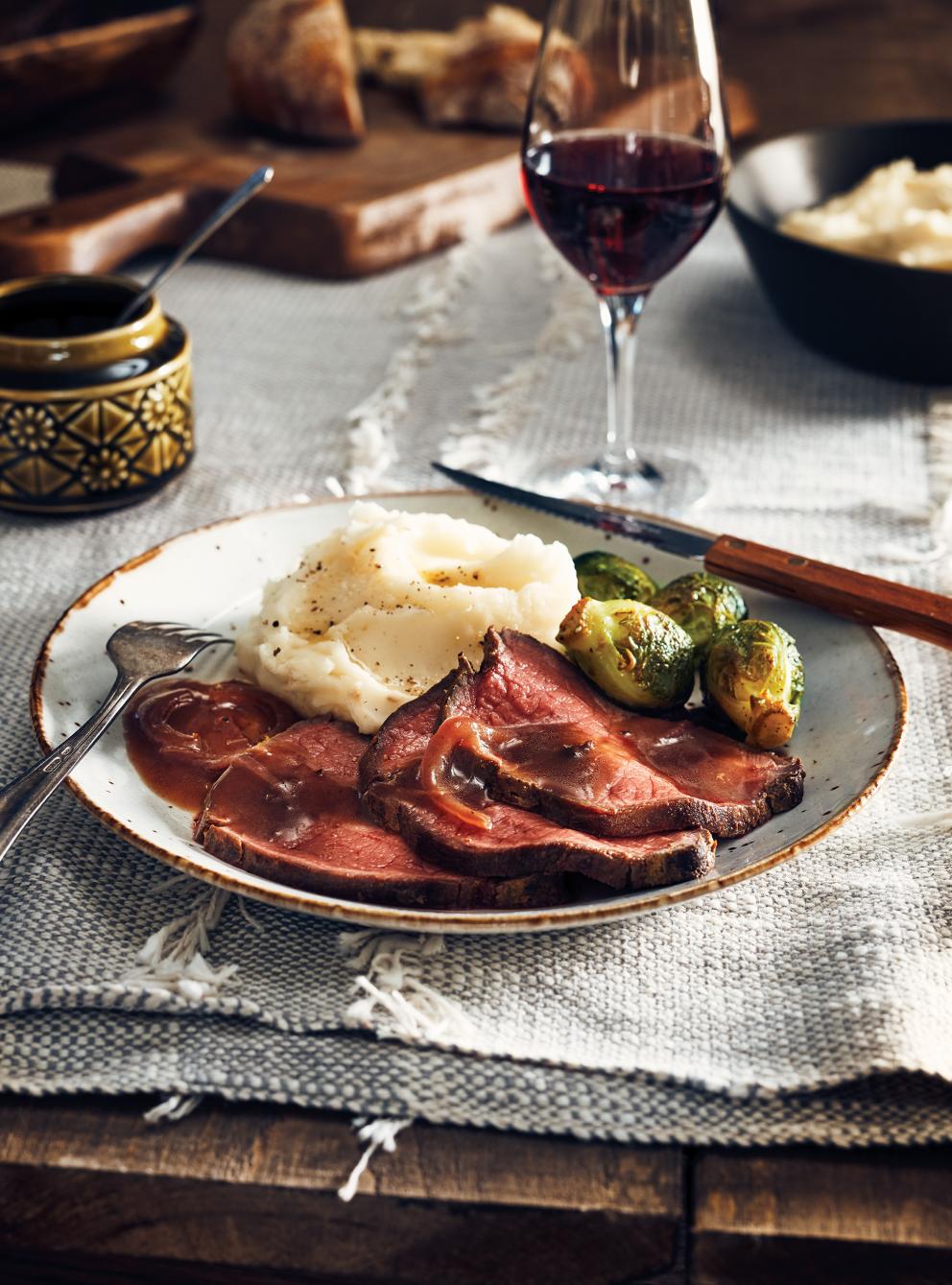 Spiced Roast Beef with Brussels Sprouts and Red Wine Sauce | RICARDO