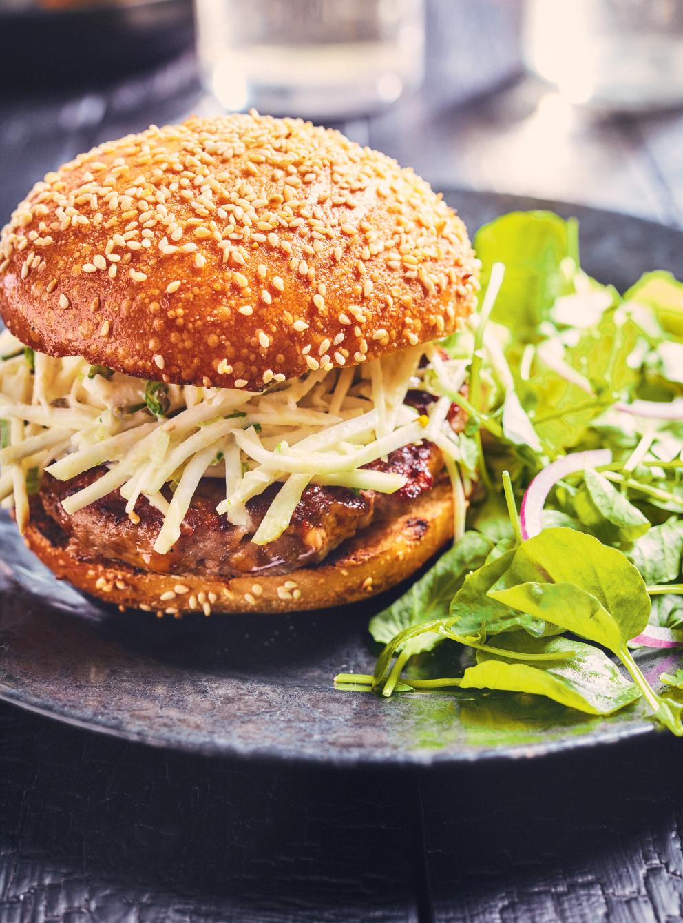 Burgers de bison au bacon et céleri rémoulade | RICARDO